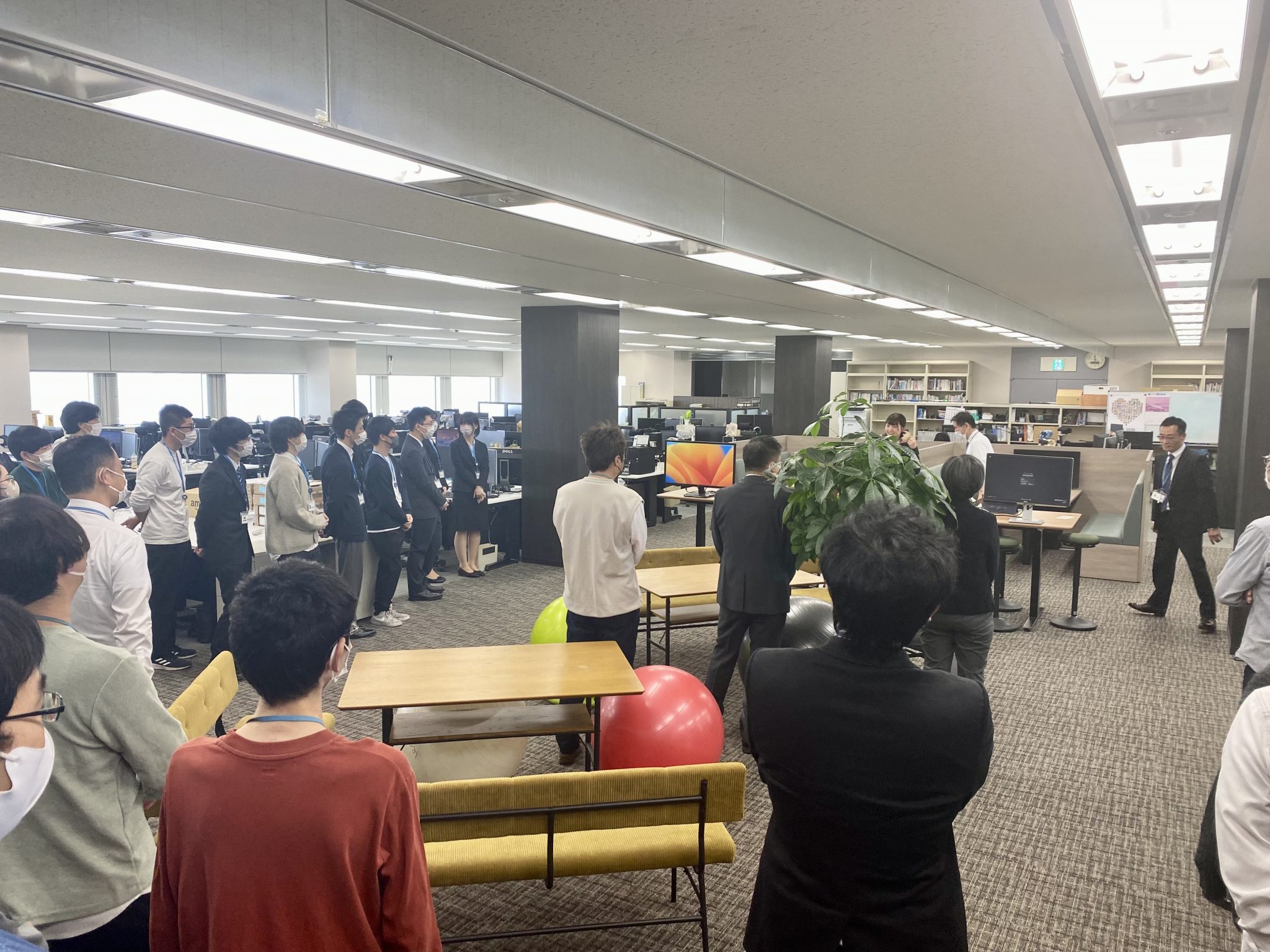 新人さん、入社しました - 日本アルゴリズム株式会社 採用サイト